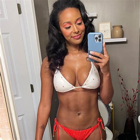 Ex Wwe Star Brandi Rhodes Leaves Little To The Imagination In Stunning