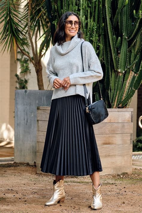 Black Pleated Skirt Outfit Ideas