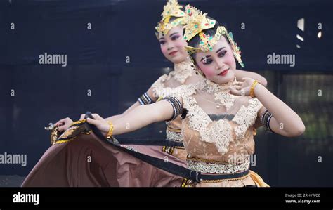 Klenting Sumanding Dance Is Likened To A Collection Of Kediri Girls