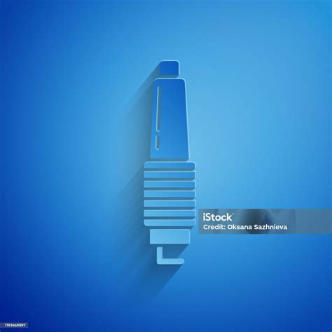 종이 잘라 자동차 스파크 플러그 아이콘파란색 배경에 격리 자동차 전기 촛불입니다 종이 아트 스타일입니다 벡터 일러스트레이션