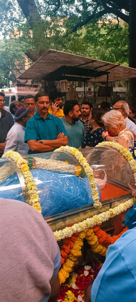 Vikram Gokhales Last Rituals Photos फोटोंमध्ये बघा विक्रम गोखलेंचा
