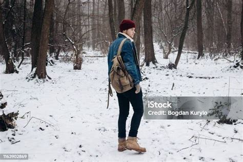 겨울 눈 덮인 숲에서 걷는 빨간 모자에 배낭 세련된 힙스터 여행자 텍스트 공간을 가진 방랑자 및 모험 개념 대기 의 순간 유행 모양 겨울에 대한 스톡 사진 및 기타 이미지
