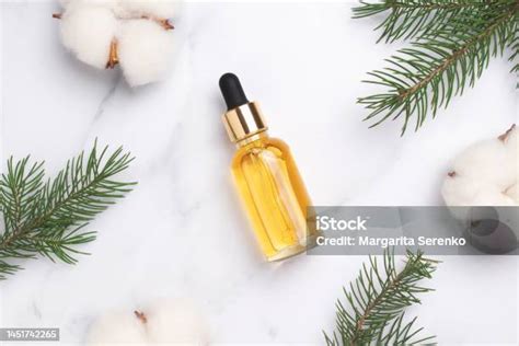 기름 전나무 나뭇가지 대리석 배경에 목화 꽃이 있는 화장품 병 새해 크리스마스 화장품 선물 사랑이 담긴 선물에 대한 아이디어 0명에 대한 스톡 사진 및 기타 이미지 Istock