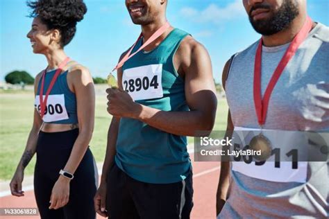 마라톤 경주 피트니스 이벤트 또는 경기장에서의 팀 경쟁을위한 스포츠 메달 및 우승자 골드 업적 및 주자 운동 선수 여성과 남성은 동기 부여 목표 및 현장에서 팀워크를