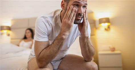 집에서 침실의 담요 아래 침대에 누워 있는 젊은 부부 란제리를 입은 여자 슬프고 좌절된 남자 관계에 대해 생각하는 남자 성적 문제가 있는 가족 발기 부전 개념