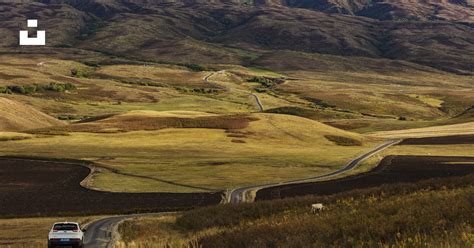 산속의 도로를 달리는 자동차 사진 Unsplash의 무료 길 이미지