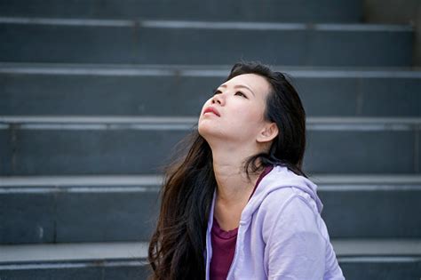 젊은 슬 프 고 우울 아시아 중국 학생 여자 또는 야외에서 압도 하 고 절망적 인 기분이 불안 거리 계단에 앉아 왕 따 십 대 고통 우울증 문제 거리에 대한 스톡 사진 및