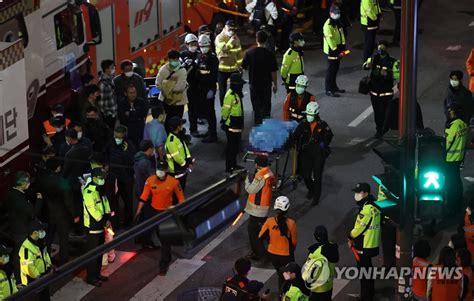 구조활동 벌이는 구급대원