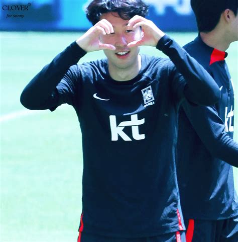 클로버 On Twitter 230617 부산 아시아드경기장 파워에이드 오픈트레이닝 손흥민 Heungminson Sonny 팬들 환호에 하트 날리는거 귀여워🫶🏻