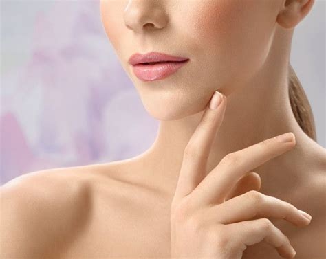 Привлекательная молодая женщина касаясь ее лицо чувственно Премиум Фото Trucos De Belleza