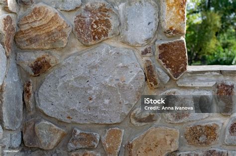 평평한 돌과 시멘트의 배경 천연 재료로 만든 장식 벽 다양한 크기와 모양의 부분으로 만들어진 돌이 단단한 표면 0명에 대한 스톡