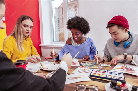 Estudiantes De Arte Dos Talentosos Y Creativos Estudiantes De Arte