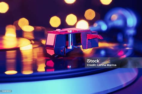 턴테이블 비닐 레코드 플레이어 Dj가 재생 음악을 혼합 하는 사운드 기술 빈티지 비닐 파티 밝은 디스코 Bokeh 빛에 대 한 배경 장식에 플레이어를 기록 합니다 비닐