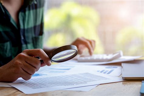 문서에 돋보기를 통해 찾고 사업가 비즈니스 평가 및 감사 재무 보고서에 돋보기 돋보기로 청구서를 확인하는 사업가의 클로즈업검색 개념 탐험에 대한 스톡 사진 및 기타 이미지