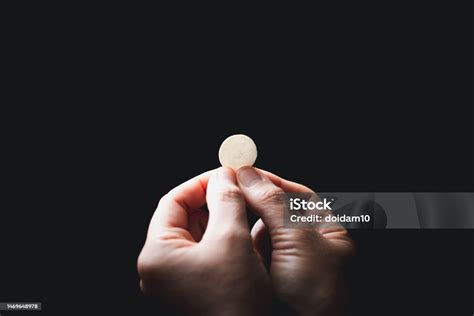 성찬례 또는 기독교의 거룩한 친교의 개념 성찬례는 예수에 의해 제정된 성사입니다 제자들과의 최후의 만찬 중에 빵과 포도주는 그리스도인의 예수 그리스도의 몸과 피입니다