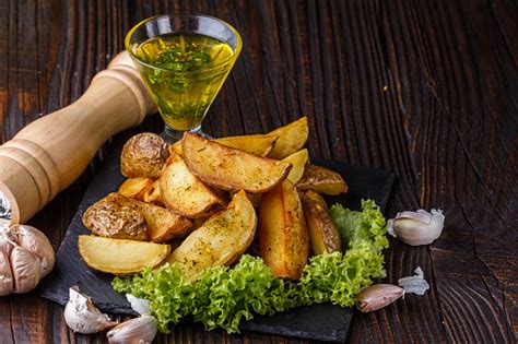 나무 배경에 양상추와 함께 자신의 피부에 구운 감자 쐐기 감자 요리에 대한 스톡 사진 및 기타 이미지 감자 요리 검은색 그릇 Istock