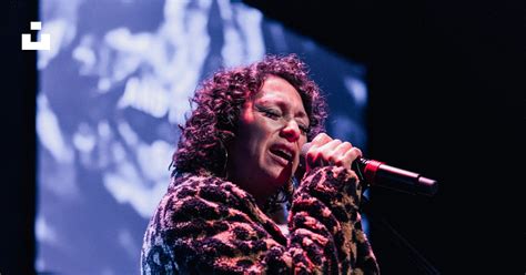 무대에서 마이크에 대고 노래하는 여자 사진 Unsplash의 무료 마이크 이미지