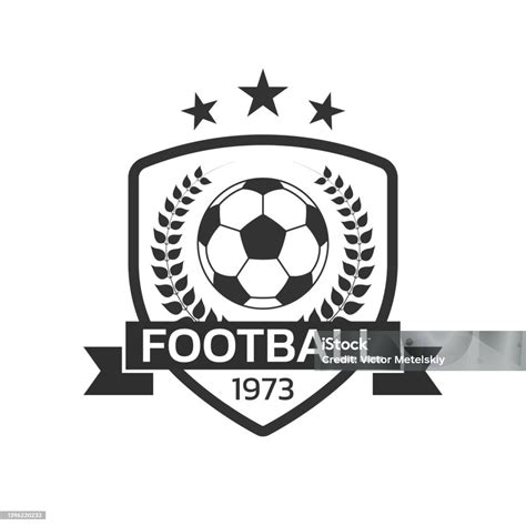 축구 로고 축구 클럽 또는 팀 엠블럼 배지 공과 월계수 화환과 방패가있는 아이콘 디자인 스포츠 토너먼트 리그 챔피언십 라벨 벡터