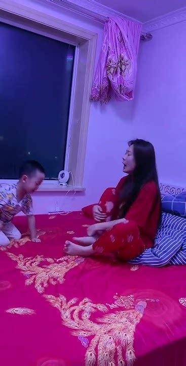 你龇牙咧嘴挠弟弟脚心，到弟弟挠她时就发脾气，气人不 年味早点办 知识迎新年 宿舍演员已就位 老铁大舞台 Youtube