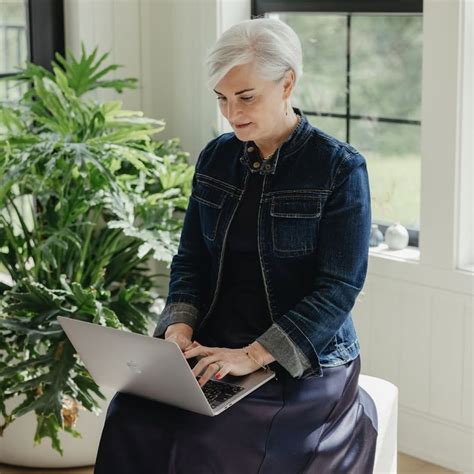 Going Gray 30 Expert Tips For A Graceful Transition