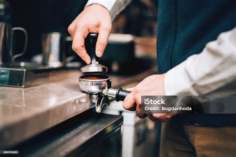 바리 스타 술집 바 및 레스토랑 커피가 게에서 라 떼 거품과 신선한 커피를 준비 하는 커피 기계를 사용 하 여 구이에 대한 스톡 사진 및 기타 이미지 Istock