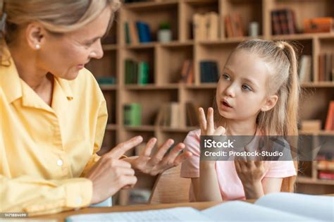 사립 교사 사무실에서 손가락을 세는 예쁜 소녀 숫자를 배우는 아이 계산하는 방법 말하기에 대한 스톡 사진 및 기타 이미지 말하기 언어치료 집계 Istock
