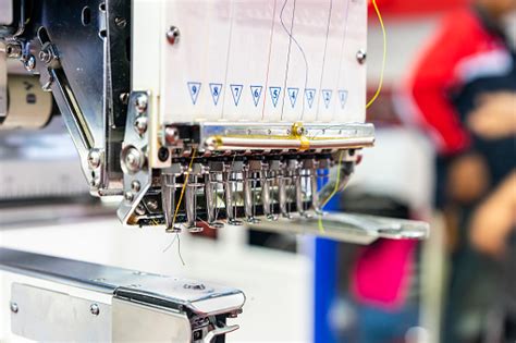 바늘과 현대적이 고 자동 첨단 기술 바느질 또는 자 수 기계 섬유의류 의류 산업에서 제조 프로세스를 만드는 스레드 섬유에 대한 스톡 사진 및 기타 이미지 Istock