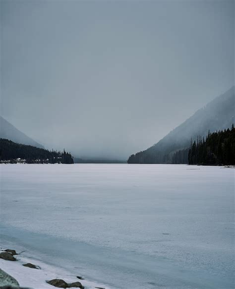 산을 배경으로 한 눈 덮인 풍경 사진 Unsplash의 무료 회색 이미지