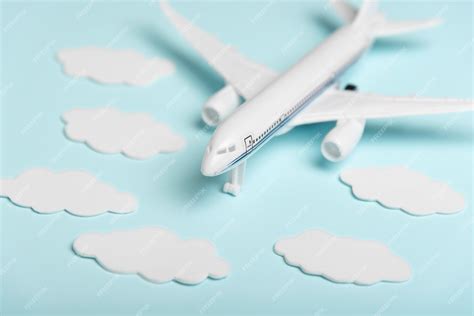 파란색 배경에 높은 각도 비행기 장난감 무료 사진