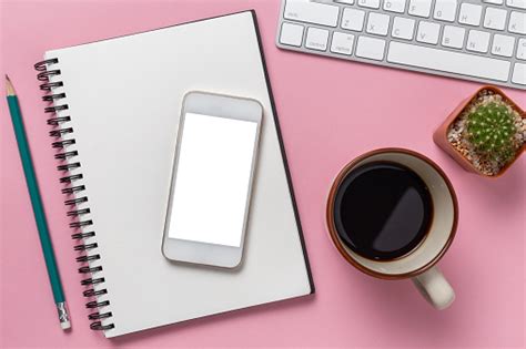 분홍색 배경에 빈 스마트 폰 컴퓨터 및 사무 용품이있는 최고전망 사무실 책상 분홍에 대한 스톡 사진 및 기타 이미지 분홍