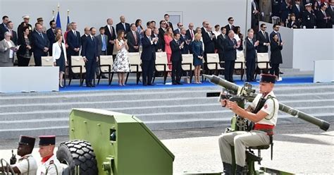 ‘대통령 생일이 육군 창설 기념일예산 삭감 美 군사 퍼레이드에는 620억 펑펑”