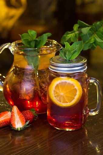 딸기와 오렌지를 곁들인 상쾌한 레모네이드를 디켄터로 레스토랑에서 드실 수 있습니다 정물 0명에 대한 스톡 사진 및 기타 이미지