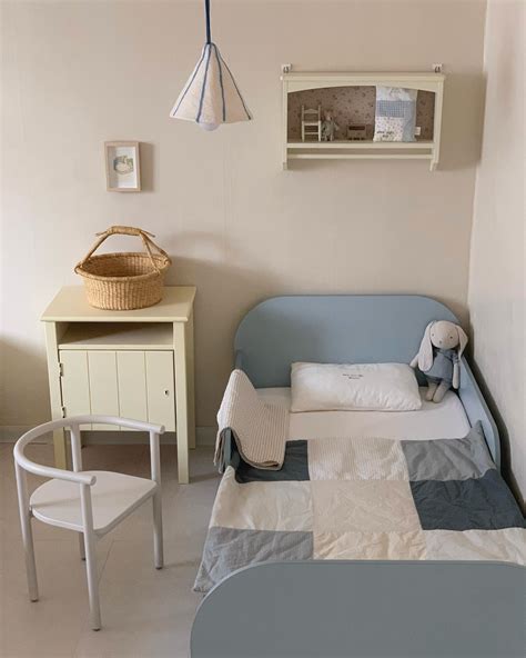 Miji • 집꾸미기 • 육아일상 제품제공 아이방은 컬러가 있을수록 아이 정서에 참 좋다고 하잖아요 아이 침대 하늘색 컬러가 튀는 편이라 어떻게 하면 자연스럽고