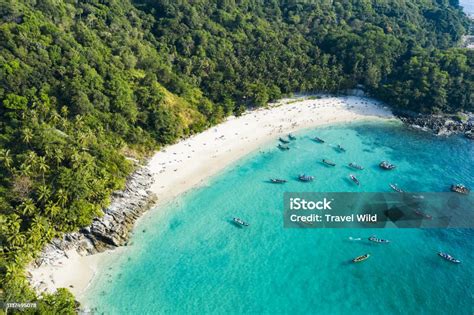 위에서 보기 하얀 모래와 청록색 맑은 물 긴 꼬리 보트와 사람들 일광욕 자유 해변 푸 켓 태국 아름 다운 열 대 해변의 공중 보기 시크릿 비치에 대한 스톡 사진 및 기타