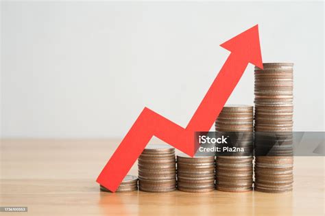 동전 막대 그래프와 흰 벽 배경 복사 공간이 있는 빨간색 화살표 성장 차트의 스택 하이킹에 대한 스톡 사진 및 기타 이미지