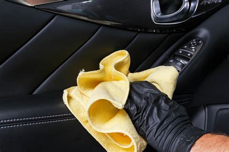 마이크로 화이버 천으로 차를 청소 하는 남자 자동차 적입니다 Valeting 개념입니다 선택적 초점입니다 자동차 적입니다 스폰지와 함께 청소 청소 노동자입니다 마이크로