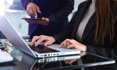 비즈니스 팀 회의 선물재무 관리자와 함께 일하는 전문 투자자 작업 With노트북 스마트 폰 및 디지털 태블릿 2명에 대한 스톡 사진 및 기타 이미지 Istock