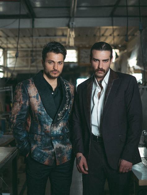 실내에서 포즈를 취하는 예술적인 정장을 입은 세련된 남자들 · 무료 스톡 사진