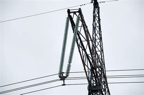 케이블 와이어를 통해 안전하게 전기 에너지를 변환 안전한 가드 부싱으로 분할 전력 선고전압 타워 장거리 컨셉의 전기 전송 0명에 대한 스톡 사진 및 기타 이미지 Istock