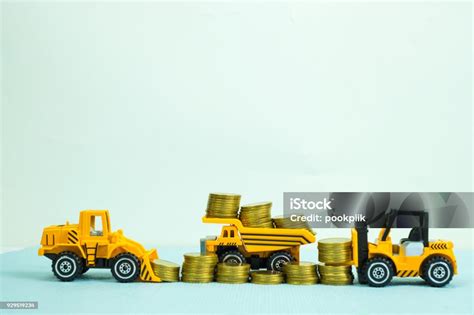 미니 포크 리프트 불도저 트럭 및도 롤러 기계 복사 공간 기업 금융 및 은행 산업 개념 금화의 더미와 함께 0명에 대한 스톡 사진 및 기타 이미지 Istock