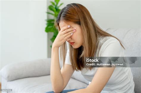 불행한 아시아 여자 소녀 실망 혼자 집에 문제에 대해 슬퍼 외로움을 느낀다 스트레스를 받다 나쁜 관계로 고통받다 헤어지다 이혼