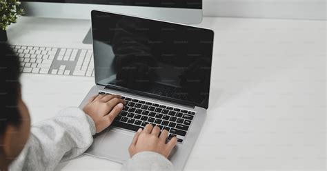 사무실 책상의 컴퓨터 책상에서 디지털 태블릿 모형을 사용하는 여성 손의 측면 모습 사진 Unsplash의 컴퓨터 키보드 이미지