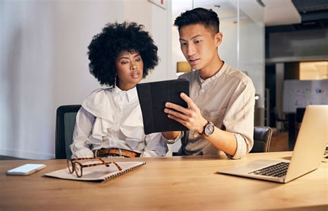 팀워크 태블릿 및 야간 사무실의 비즈니스 사람들은 프로젝트 마감일이나 연구에 늦게까지 일합니다 회사 초과 근무 브레인 스토밍 또는 기술에 대한 웹 서핑에 대한 직원의 계획