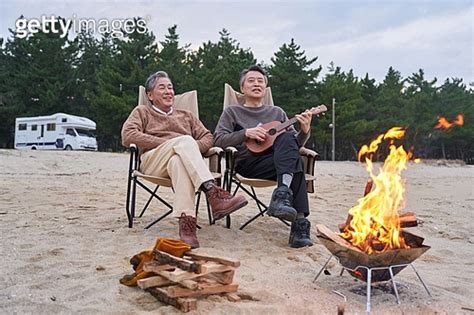 노인 성인 실버라이프 주제 캠핑 해변 여행 캠프파이어 밝은표정 만족 이미지 Jv13117380 게티이미지뱅크