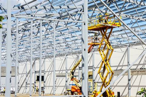 Steel Frame Structure Assembly Using Self Propelled Scissor Lift Platform And Articulating Boom