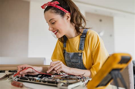 한 젊은 여성이 쓰레기를 줄이고 집에서 폐기물을 제로로 지원하기 위해 깨진 노트북을 고치고 있습니다 It 지원에 대한 스톡 사진 및 기타 이미지 Istock