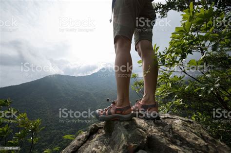 성공적인 등산객은 일출 산 꼭대기 절벽 가장자리에서 전망을 즐길 수 샌들에 대한 스톡 사진 및 기타 이미지 샌들 하이킹 노랑 Istock