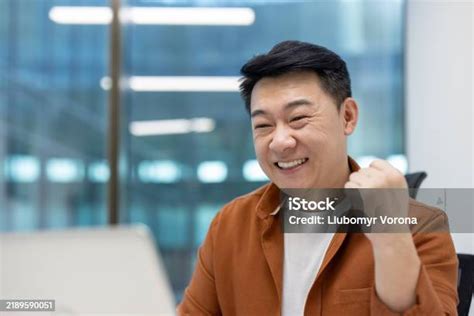 사무실에서 노트북을 사용하면서 주먹 펌프로 성공을 축하하는 쾌활한 아시아 남자 계획에 대한 스톡 사진 및 기타 이미지 계획 긍정적인 감정 표현 기업가 Istock