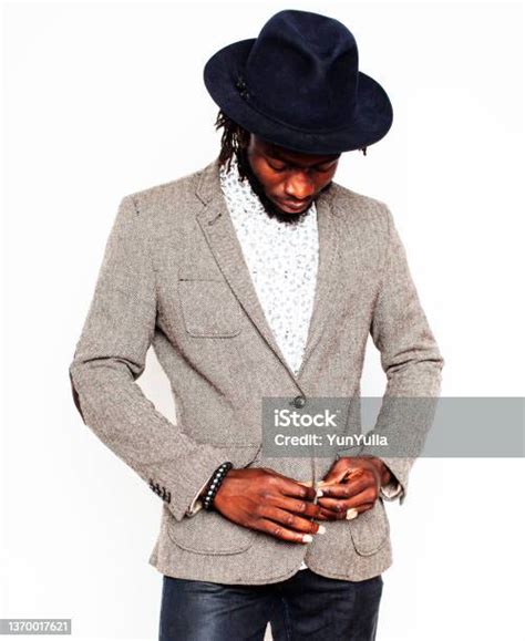 젊은 잘 생긴 Afro 미국 소년 에 세련된 힙스터 모자 몸짓 정서적 고립 된 흰색 배경 미소 라이프 스타일 사람들 개념 가리키기에 대한 스톡 사진 및 기타 이미지 Istock