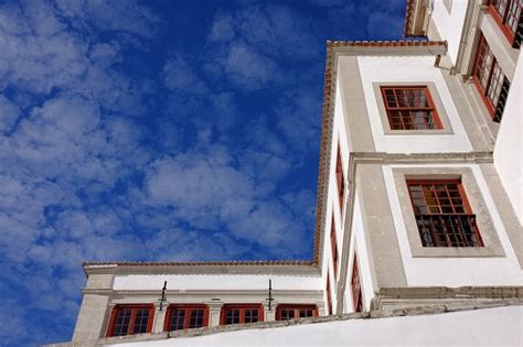 파란 하늘을 배경으로 빨간 창문이 있는 흰색 페인트 건물 0명에 대한 스톡 사진 및 기타 이미지 0명 건물 정면 건축 Istock